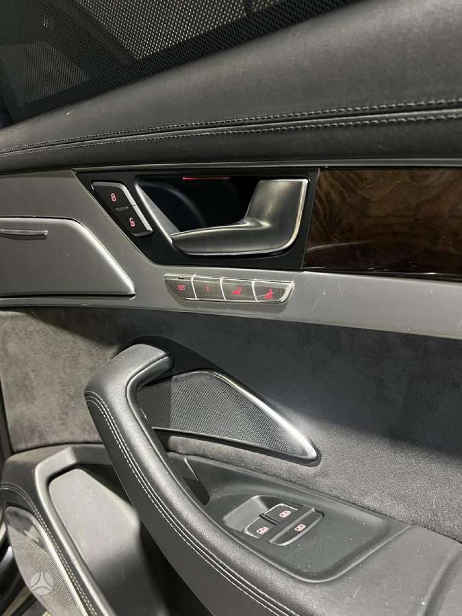 Melns Audi A8 2011 Klaipėda, ar dzinēja tilpumu 6.30 L un nobraukumu 137 tūkst. km par 9999 €, foto 13 vietnē AUTOMOTO.COM.LV