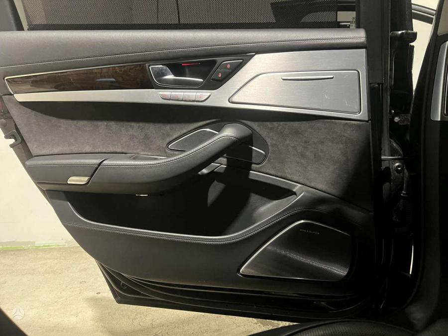 Melns Audi A8 2011 Klaipėda, ar dzinēja tilpumu 6.30 L un nobraukumu 137 tūkst. km par 9999 €, foto 40 vietnē AUTOMOTO.COM.LV