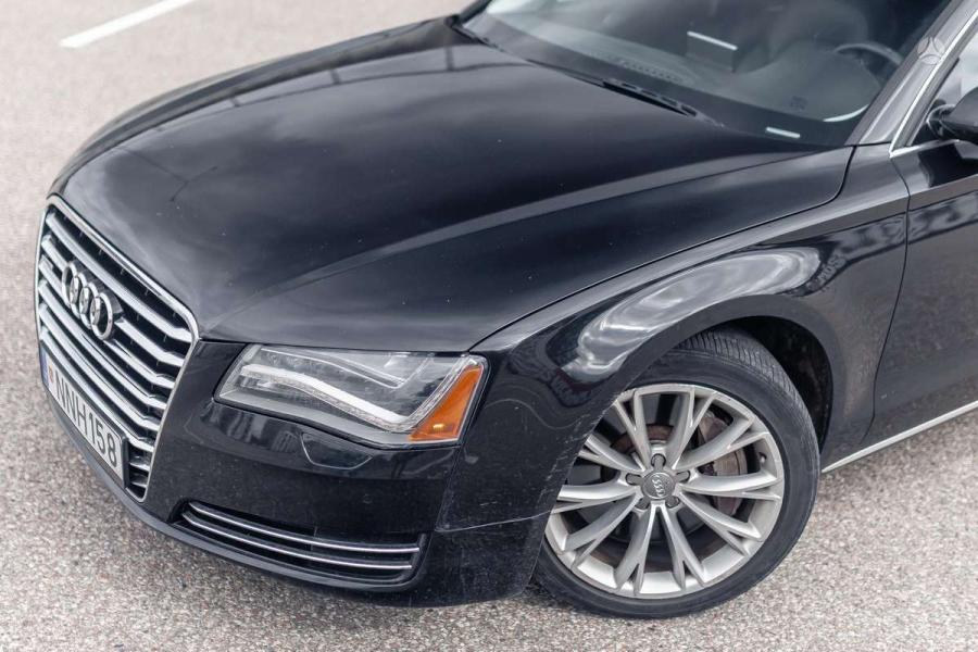 Black Audi A8 2012 in Vilnius, with an engine capacity of 4.16 L and mileage of 217 thousand km for 11500 €, photo 4 on AUTOMOTO.COM.LV