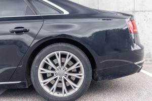 Black Audi A8 2012 in Vilnius, with an engine capacity of 4.16 L and mileage of 217 thousand km for 11500 €, photo 12 on AUTOMOTO.COM.LV