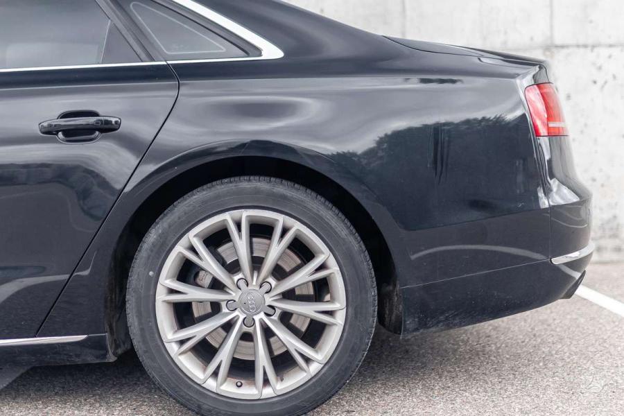 Black Audi A8 2012 in Vilnius, with an engine capacity of 4.16 L and mileage of 217 thousand km for 11500 €, photo 12 on AUTOMOTO.COM.LV
