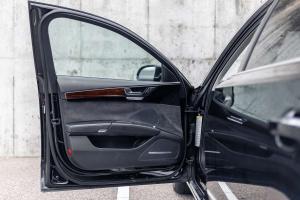 Black Audi A8 2012 in Vilnius, with an engine capacity of 4.16 L and mileage of 217 thousand km for 11500 €, photo 13 on AUTOMOTO.COM.LV