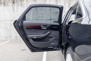 Black Audi A8 2012 in Vilnius, with an engine capacity of 4.16 L and mileage of 217 thousand km for 11500 €, photo 26 on AUTOMOTO.COM.LV