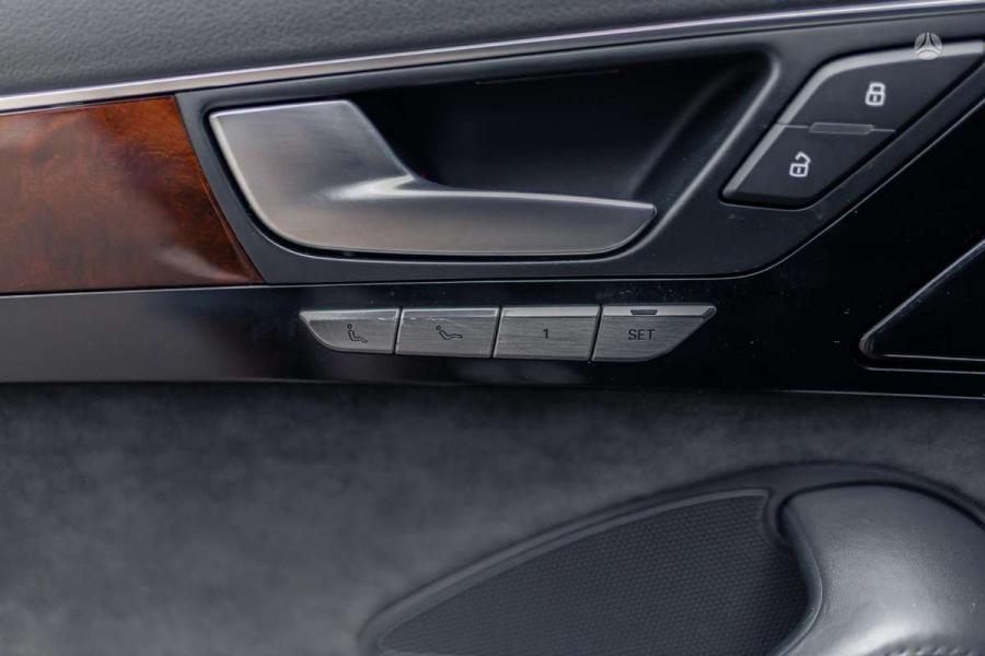 Black Audi A8 2012 in Vilnius, with an engine capacity of 4.16 L and mileage of 217 thousand km for 11500 €, photo 27 on AUTOMOTO.COM.LV