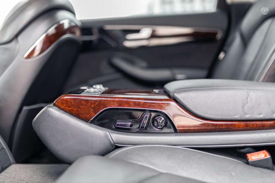 Black Audi A8 2012 in Vilnius, with an engine capacity of 4.16 L and mileage of 217 thousand km for 11500 €, photo 29 on AUTOMOTO.COM.LV