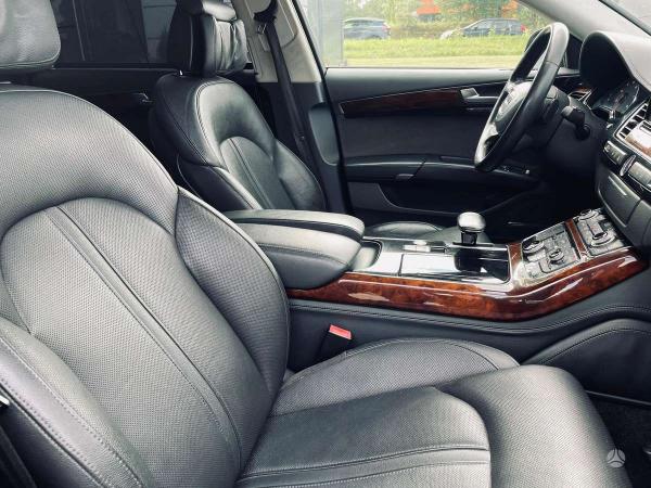 Black Audi A8 2012 in Siauliai, with an engine capacity of 4.20 L and mileage of 288 thousand km for 12800 €, photo 9 on AUTOMOTO.COM.LV