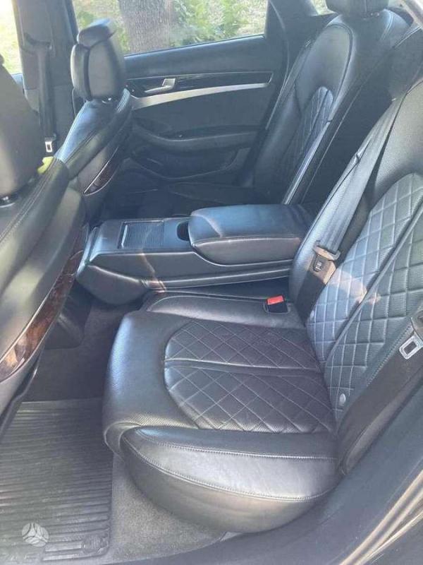 Black Audi A8 2012 in Klaipeda, with an engine capacity of 4.16 L and mileage of 235 thousand km for 9900 €, photo 10 on AUTOMOTO.COM.LV