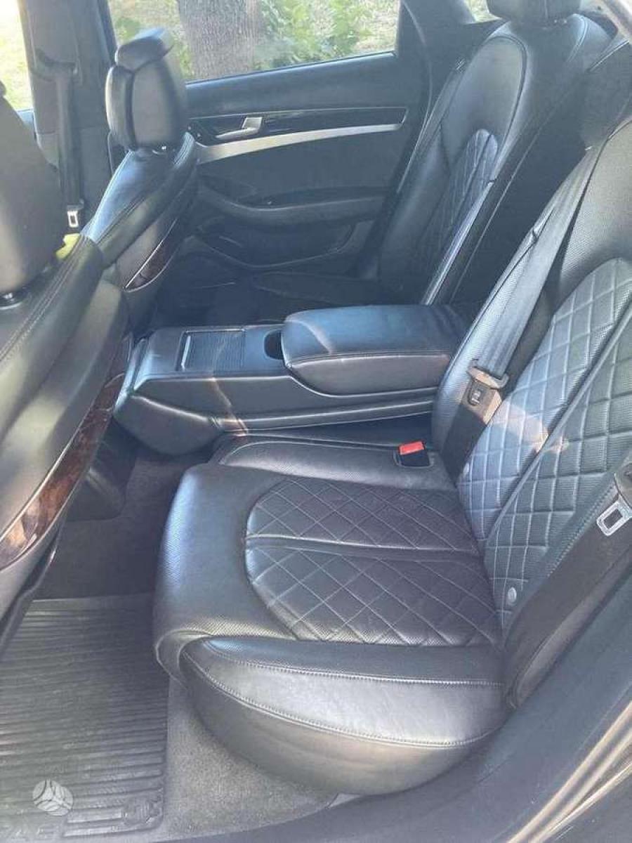 Black Audi A8 2012 in Klaipeda, with an engine capacity of 4.16 L and mileage of 235 thousand km for 9900 €, photo 10 on AUTOMOTO.COM.LV