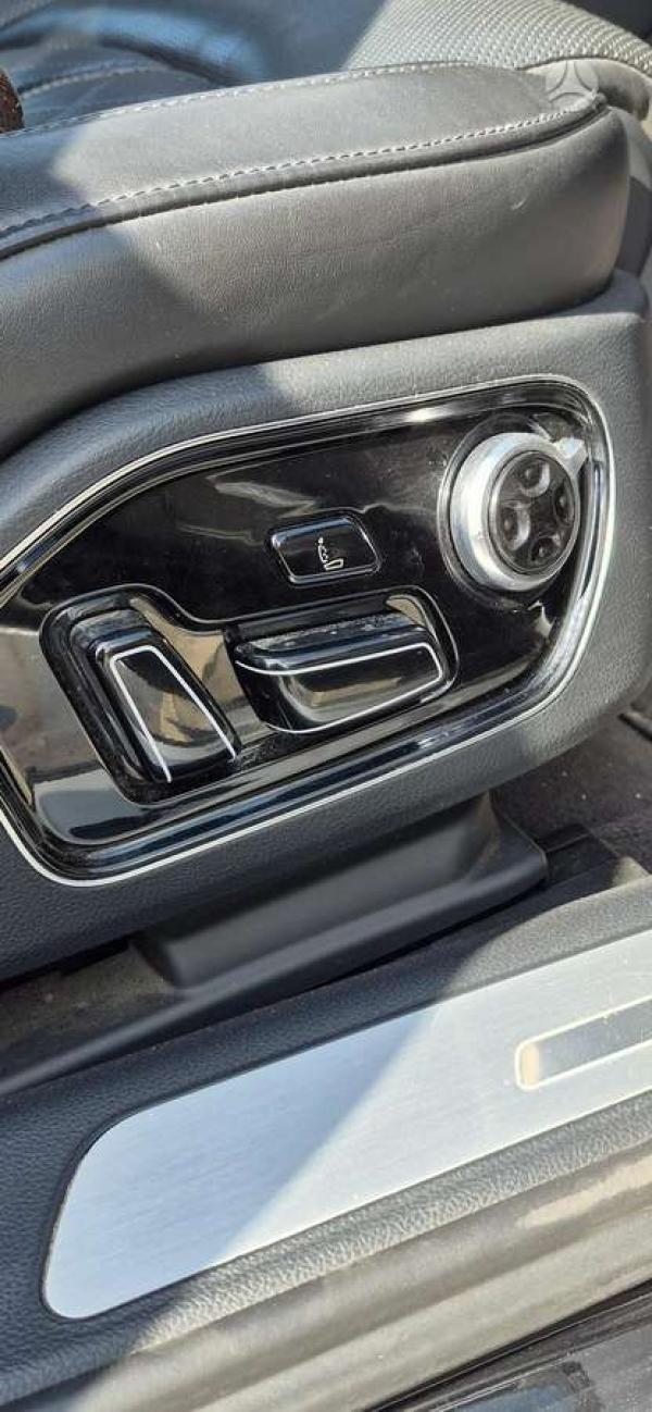 Black Audi A8 2013 in Vilnius, with an engine capacity of 4.00 L and mileage of 215 thousand km for 11500 €, photo 8 on AUTOMOTO.COM.LV
