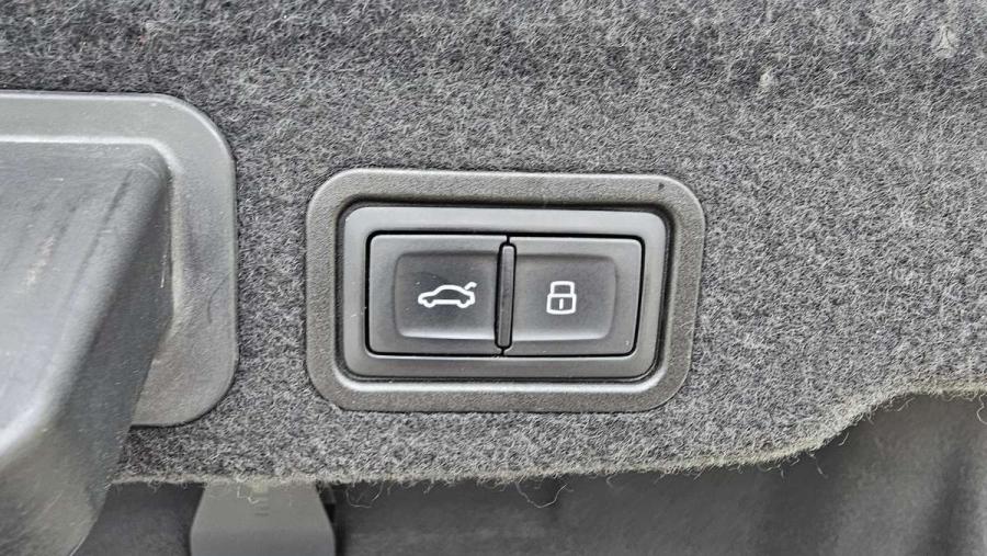 Black Audi A8 2015 in Kaunas, with an engine capacity of 2.97 L and mileage of 195 thousand km for 23900 €, photo 17 on AUTOMOTO.COM.LV