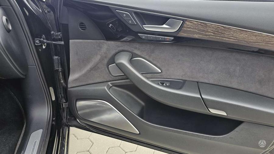 Black Audi A8 2015 in Kaunas, with an engine capacity of 2.97 L and mileage of 195 thousand km for 23900 €, photo 23 on AUTOMOTO.COM.LV
