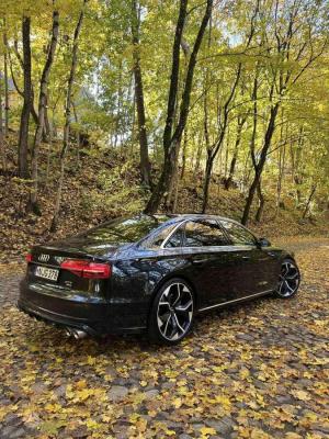 Black Audi A8 2016 in Siauliai, with an engine capacity of 4.00 L and mileage of 290 thousand km for 25999 €, photo 2 on AUTOMOTO.COM.LV