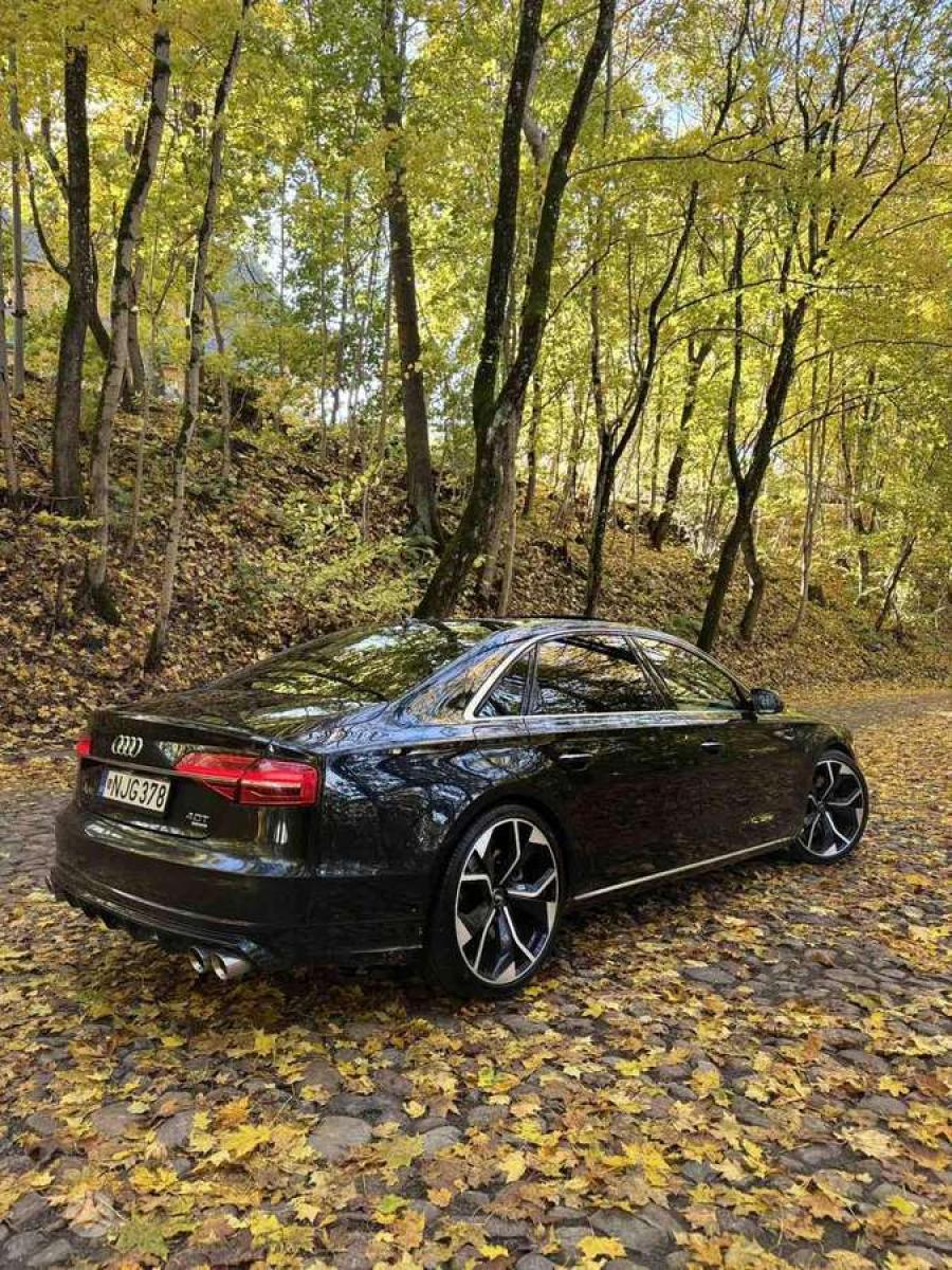 Black Audi A8 2016 in Siauliai, with an engine capacity of 4.00 L and mileage of 290 thousand km for 25999 €, photo 2 on AUTOMOTO.COM.LV