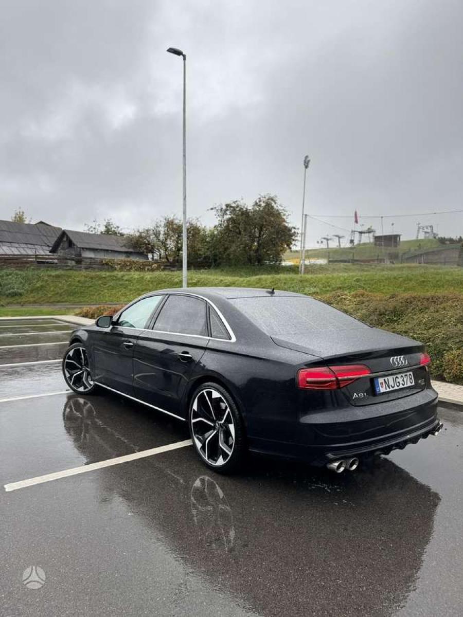 Black Audi A8 2016 in Siauliai, with an engine capacity of 4.00 L and mileage of 290 thousand km for 25999 €, photo 4 on AUTOMOTO.COM.LV