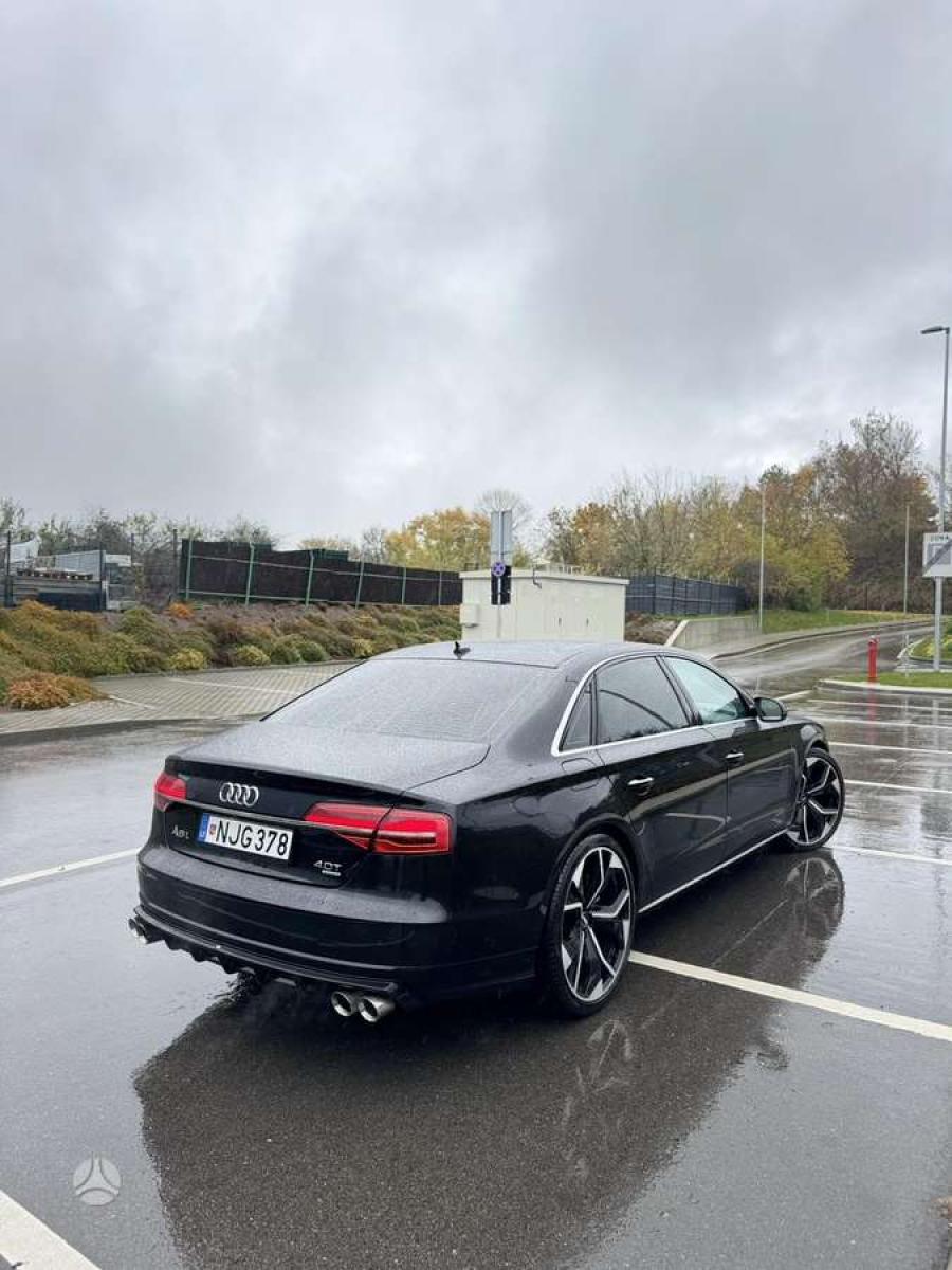 Black Audi A8 2016 in Siauliai, with an engine capacity of 4.00 L and mileage of 290 thousand km for 25999 €, photo 6 on AUTOMOTO.COM.LV