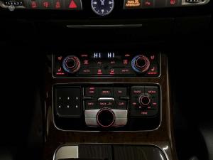 Black Audi A8 2016 in Vilnius, with an engine capacity of 3.99 L and mileage of 204 thousand km for 20550 €, photo 26 on AUTOMOTO.COM.LV