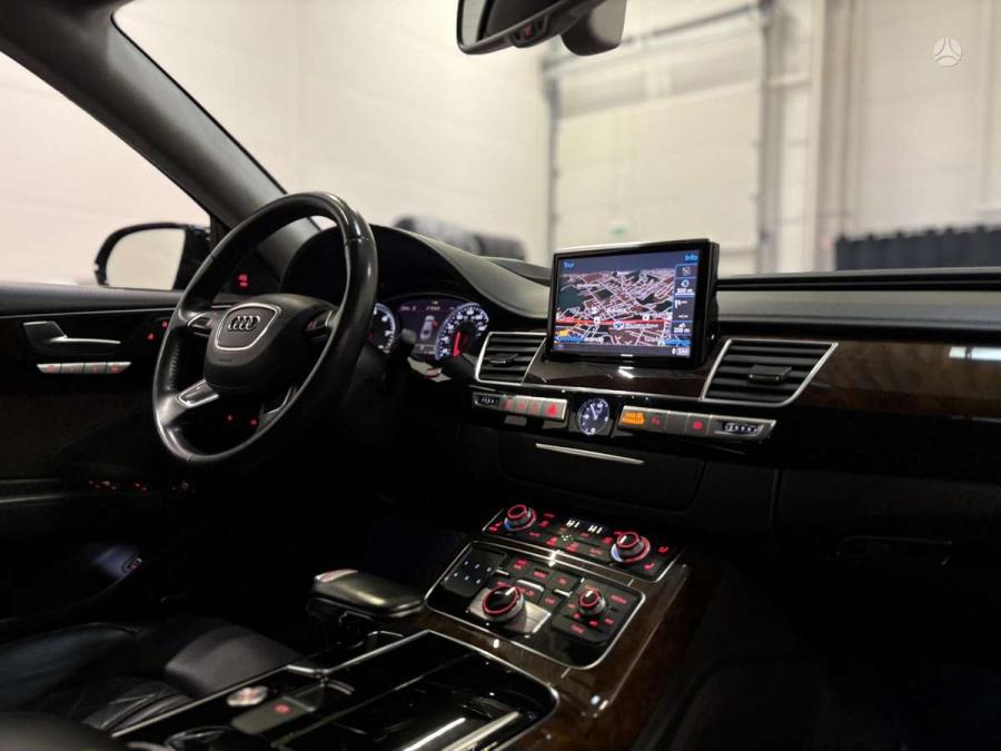 Melns Audi A8 2016 Viļņa, ar dzinēja tilpumu 3.99 L un nobraukumu 204 tūkst. km par 18550 €, foto 20 vietnē AUTOMOTO.COM.LV