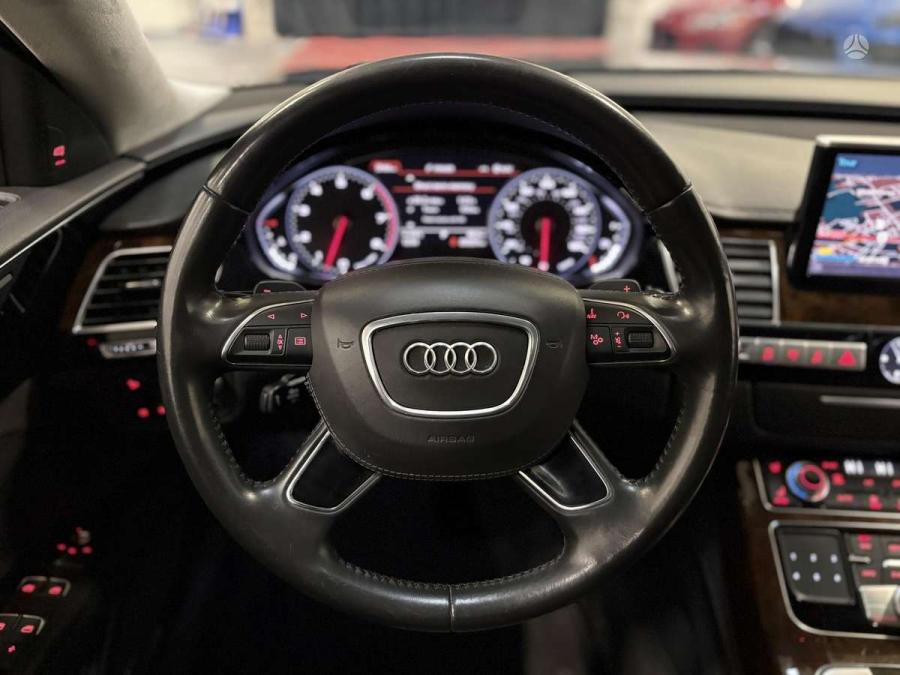 Melns Audi A8 2016 Viļņa, ar dzinēja tilpumu 3.99 L un nobraukumu 204 tūkst. km par 18550 €, foto 23 vietnē AUTOMOTO.COM.LV