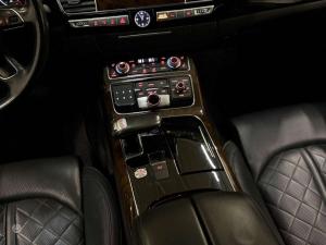 Melns Audi A8 2016 Viļņa, ar dzinēja tilpumu 3.99 L un nobraukumu 204 tūkst. km par 18550 €, foto 25 vietnē AUTOMOTO.COM.LV