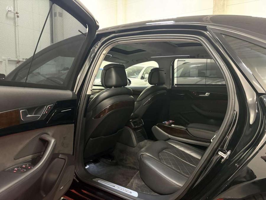 Melns Audi A8 2016 Viļņa, ar dzinēja tilpumu 3.99 L un nobraukumu 204 tūkst. km par 18550 €, foto 34 vietnē AUTOMOTO.COM.LV