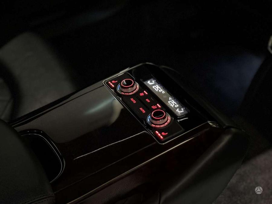 Melns Audi A8 2016 Viļņa, ar dzinēja tilpumu 3.99 L un nobraukumu 204 tūkst. km par 18550 €, foto 36 vietnē AUTOMOTO.COM.LV