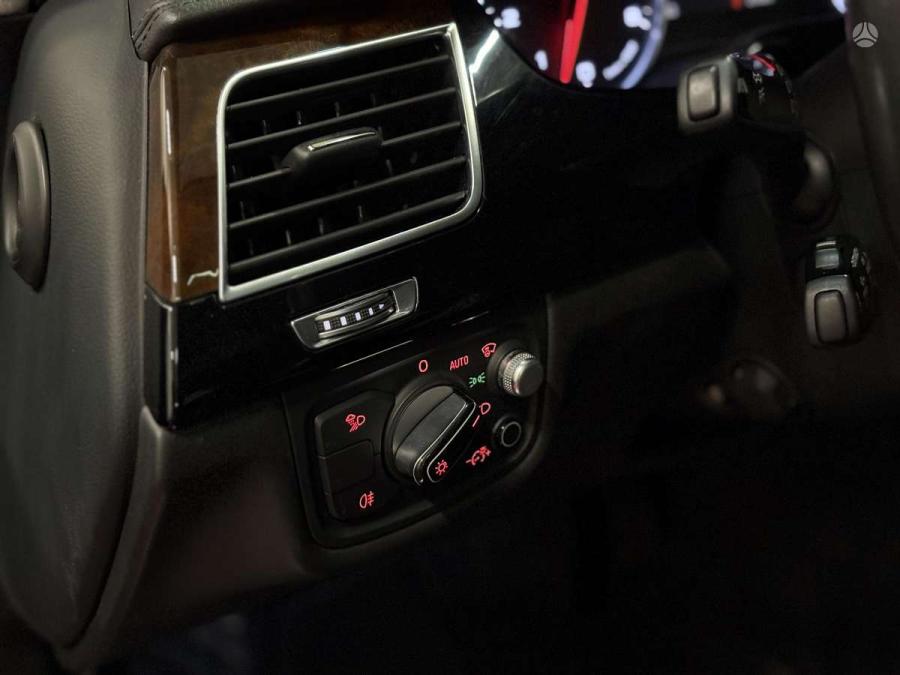 Melns Audi A8 2016 Viļņa, ar dzinēja tilpumu 3.99 L un nobraukumu 204 tūkst. km par 18000 €, foto 16 vietnē AUTOMOTO.COM.LV