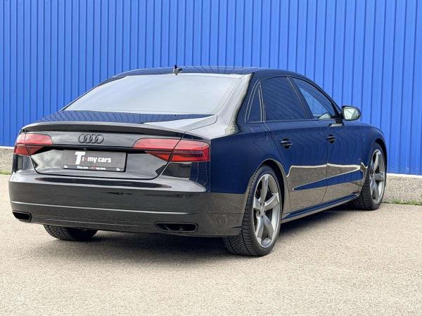 Black Audi A8 2017 in Kaunas, with an engine capacity of 3.99 L and mileage of 166 thousand km for 27900 €, photo 2 on AUTOMOTO.COM.LV