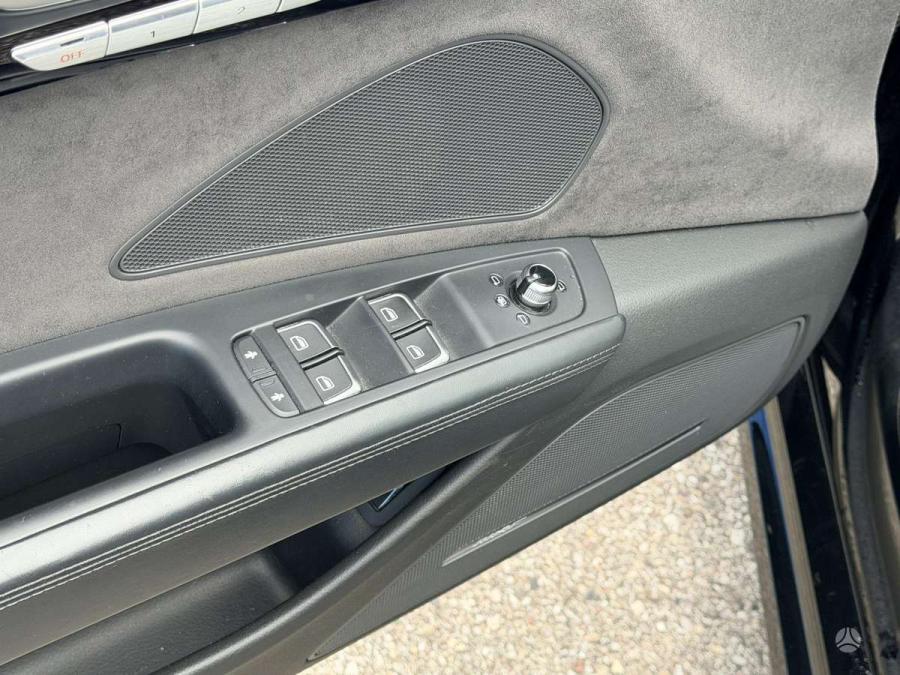 Black Audi A8 2017 in Kaunas, with an engine capacity of 3.99 L and mileage of 166 thousand km for 27900 €, photo 22 on AUTOMOTO.COM.LV