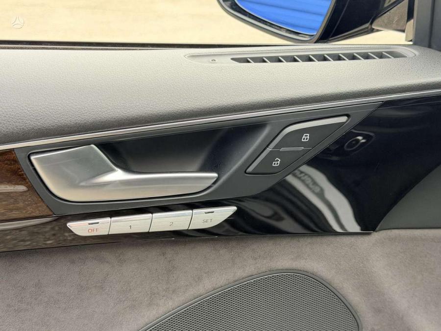 Black Audi A8 2017 in Kaunas, with an engine capacity of 3.99 L and mileage of 166 thousand km for 27900 €, photo 24 on AUTOMOTO.COM.LV