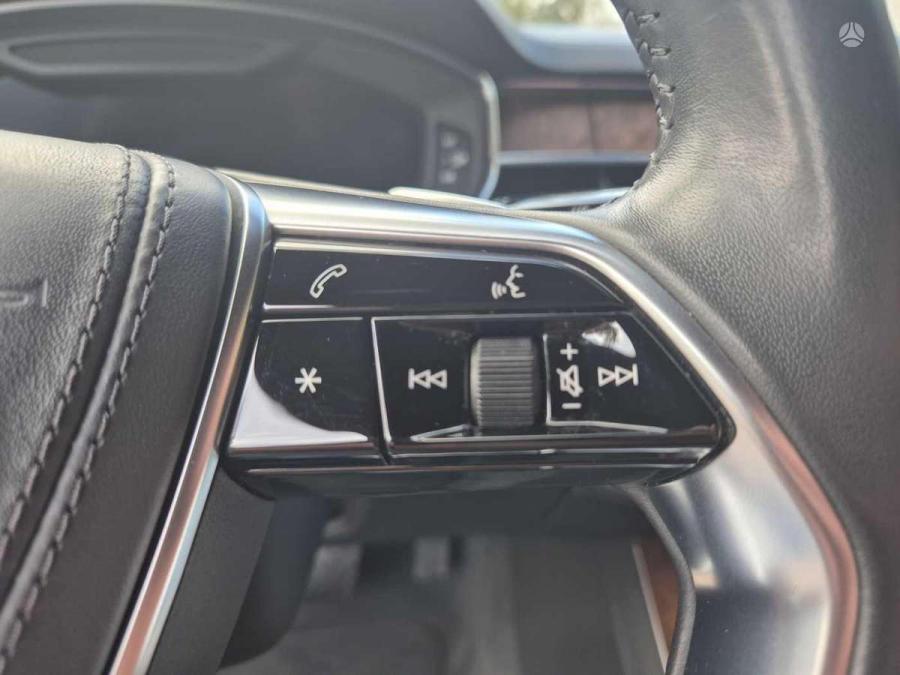 Black Audi A8 2018 in Vilnius, with an engine capacity of 3.00 L and mileage of 174 thousand km for 35900 €, photo 13 on AUTOMOTO.COM.LV