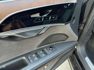 Black Audi A8 2018 in Taurage, with an engine capacity of 2.97 L and mileage of 182 thousand km for 34500 €, photo 17 on AUTOMOTO.COM.LV