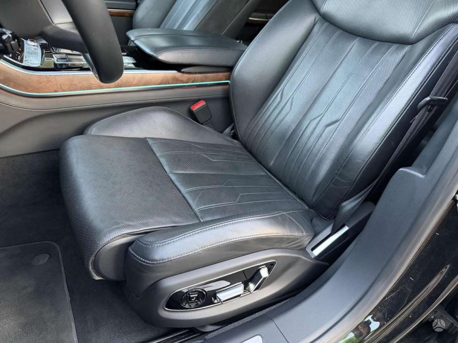 Black Audi A8 2018 in Taurage, with an engine capacity of 2.97 L and mileage of 182 thousand km for 34500 €, photo 19 on AUTOMOTO.COM.LV