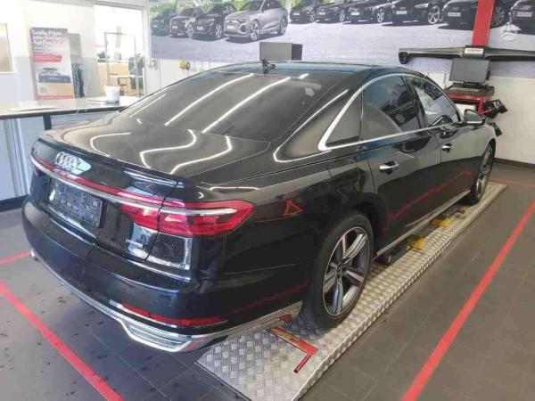 Black Audi A8 2021 in Vilnius, with an engine capacity of 3.00 L and mileage of 49 thousand km for 51444 €, photo 2 on AUTOMOTO.COM.LV