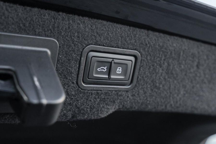 Black Audi A8 2021 in Marupe, with an engine capacity of 3.00 L and mileage of 113 thousand km for 42700 €, photo 32 on AUTOMOTO.COM.LV