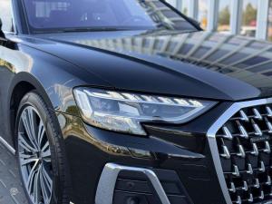 Black Audi A8 2022 in Vilnius, with an engine capacity of 3.00 L and mileage of 96 thousand km for 48999 €, photo 12 on AUTOMOTO.COM.LV
