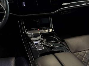 Black Audi A8 2023 in Klaipeda, with an engine capacity of 2.97 L and mileage of 129 thousand km for 69900 €, photo 26 on AUTOMOTO.COM.LV