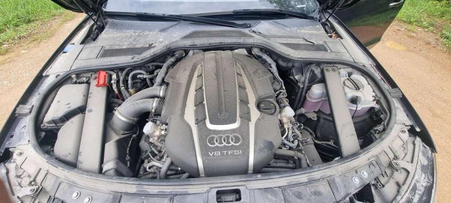 Blue Audi A8 2015 in Vilnius, with an engine capacity of 3.99 L and mileage of 142 thousand km for 10900 €, photo 25 on AUTOMOTO.COM.LV