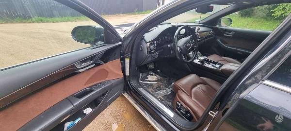 Blue Audi A8 2015 in Vilnius, with an engine capacity of 3.99 L and mileage of 142 thousand km for 10500 €, photo 10 on AUTOMOTO.COM.LV