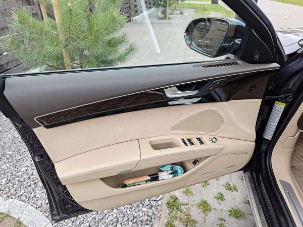 Blue Audi A8 2015 in Klaipeda, with an engine capacity of 3.99 L and mileage of 218 thousand km for 17500 €, photo 8 on AUTOMOTO.COM.LV