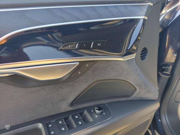 Blue Audi A8 2019 in Taurage, with an engine capacity of 2.97 L and mileage of 219 thousand km for 29900 €, photo 9 on AUTOMOTO.COM.LV