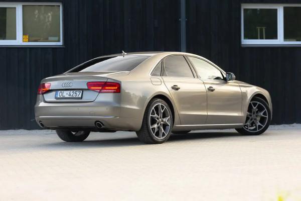 Brown Audi A8 2013 in Jelgava, with an engine capacity of 3.00 L and mileage of 262 thousand km for 15900 €, photo 4 on AUTOMOTO.COM.LV