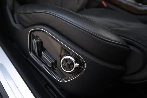 Brown Audi A8 2013 in Jelgava, with an engine capacity of 3.00 L and mileage of 262 thousand km for 15900 €, photo 6 on AUTOMOTO.COM.LV