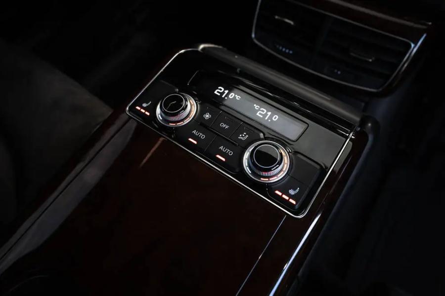 Brūns Audi A8 2013 Jelgava, ar dzinēja tilpumu 3.00 L un nobraukumu 262 tūkst. km par 15900 €, foto 27 vietnē AUTOMOTO.COM.LV