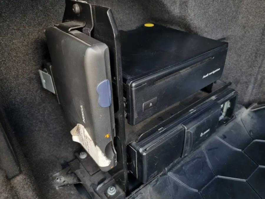Zaļš Audi A8 1999 Ogre, ar dzinēja tilpumu 2.50 L un nobraukumu 423 tūkst. km par 3150 €, foto 30 vietnē AUTOMOTO.COM.LV