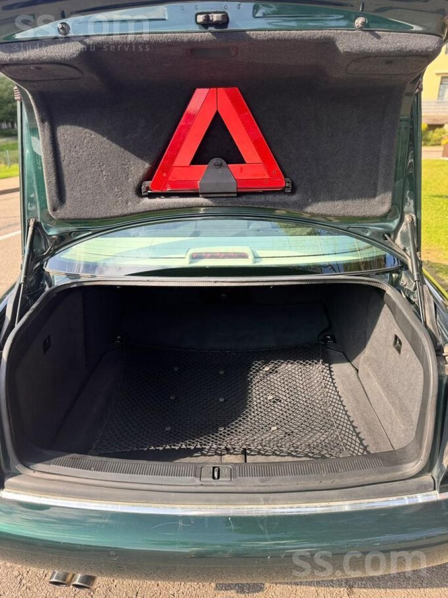 Green Audi A8 2001 in Riga, with an engine capacity of 3.30 L and mileage of 298 thousand km for 4000 €, photo 10 on AUTOMOTO.COM.LV
