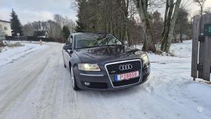 Green Audi A8 2002 in Vilnius, with an engine capacity of 4.20 L and mileage of 381 thousand km for 3333 €, photo 8 on AUTOMOTO.COM.LV