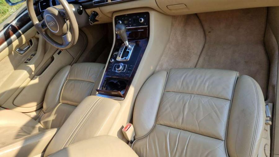 Pelēks Audi A8 2003 Viļņa, ar dzinēja tilpumu 3.94 L un nobraukumu 330 tūkst. km par 2100 €, foto 12 vietnē AUTOMOTO.COM.LV