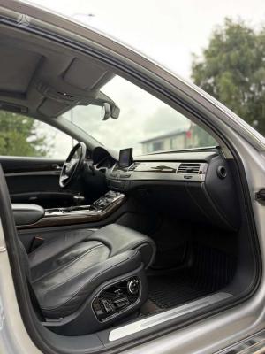 Grey Audi A8 2010 in Vilnius, with an engine capacity of 4.13 L and mileage of 241 thousand km for 10450 €, photo 10 on AUTOMOTO.COM.LV
