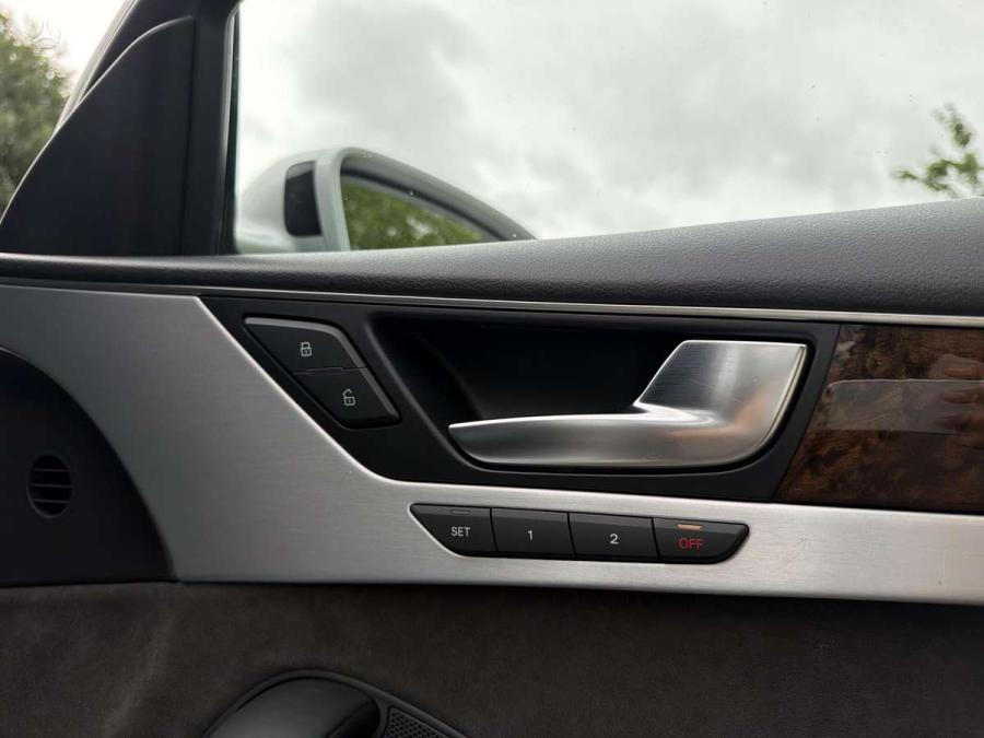 Grey Audi A8 2010 in Vilnius, with an engine capacity of 4.13 L and mileage of 241 thousand km for 10450 €, photo 22 on AUTOMOTO.COM.LV