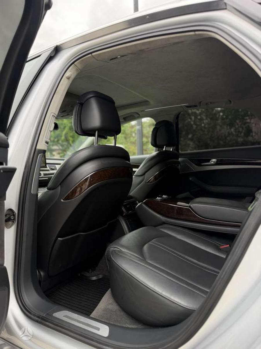 Grey Audi A8 2010 in Vilnius, with an engine capacity of 4.13 L and mileage of 241 thousand km for 10450 €, photo 24 on AUTOMOTO.COM.LV
